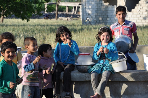 Những đứa trẻ gắn liền với chiếc xô tại Syria | baotintuc.vn