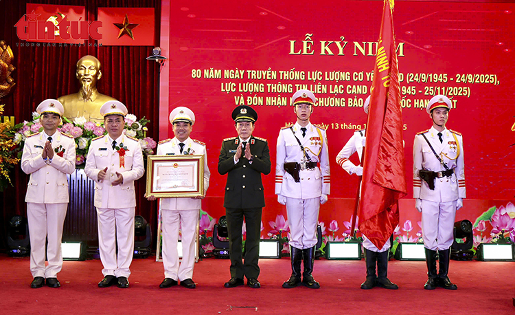 Lực lượng Cơ yếu và Thông tin liên lạc CAND đón nhận Huân chương Bảo vệ ...