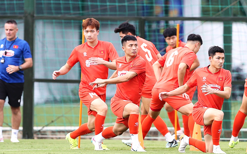 HLV Kim Sang-sik ‘vá’ hàng thủ tuyển Việt Nam | baotintuc.vn