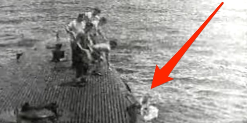 Khoảnh khắc ông George H.W. Bush được Hải quân Mỹ cứu từ dưới biển ...