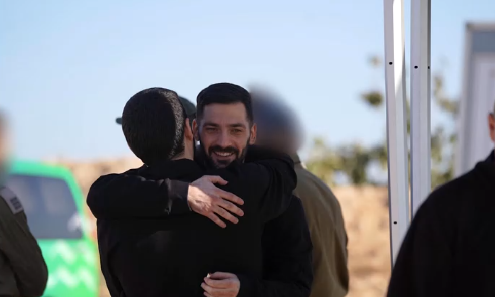 Những hình ảnh đầu tiên về nhóm con tin Israel được Hamas trả tự do ...
