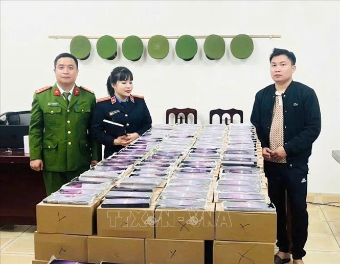 Bắt đối tượng bán hàng hóa giả mạo nhãn hiệu 'Samsung' | baotintuc.vn