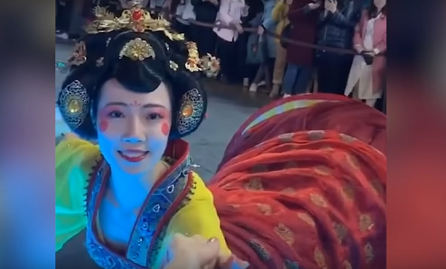 'Búp bê lật đật sống' gây sốt Trung Quốc | baotintuc.vn